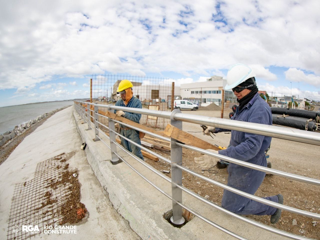 Comenzó la instalación de barandas en el Muro Costero